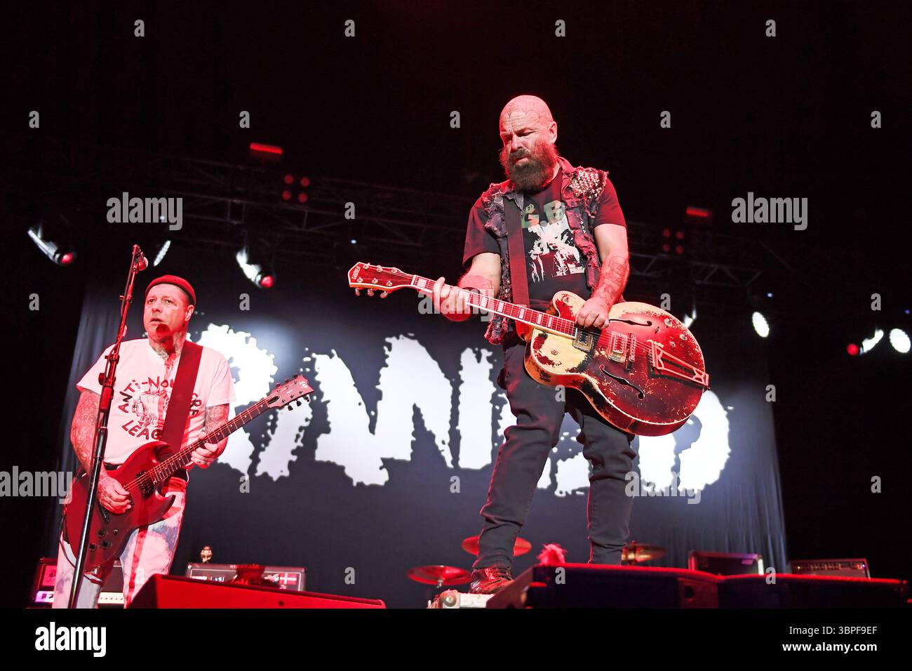 LONDON, ENGLAND - JUNE 20: Lars Frederiksen and Tim Armstrong of ...