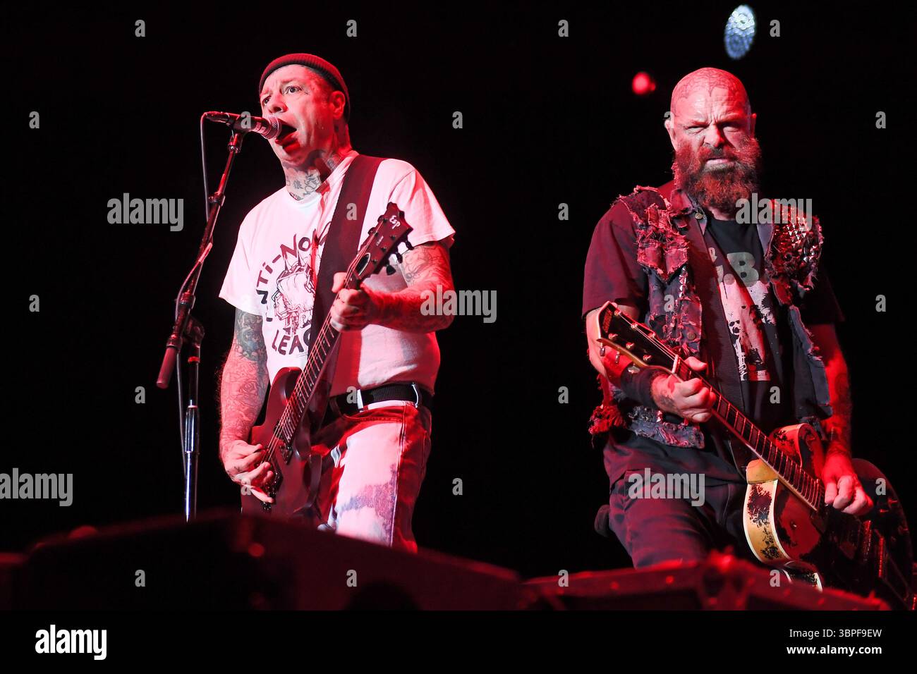 LONDON, ENGLAND - JUNE 20: Lars Frederiksen and Tim Armstrong of ...