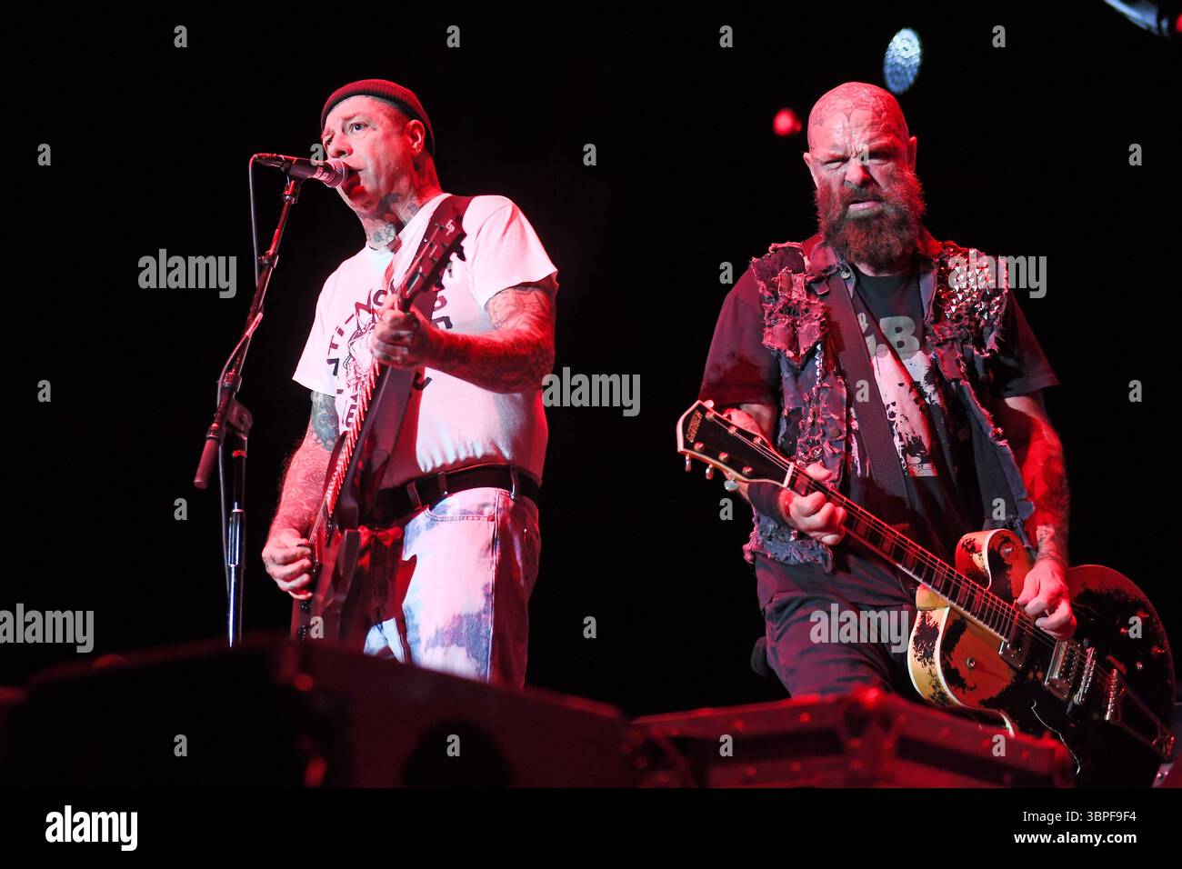 LONDON, ENGLAND - JUNE 20: Lars Frederiksen and Tim Armstrong of ...