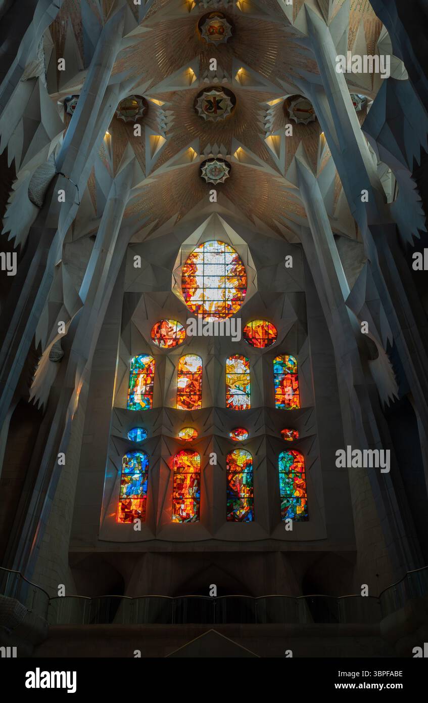 The magnificent modern stained glass windows in the apse of Antoni ...