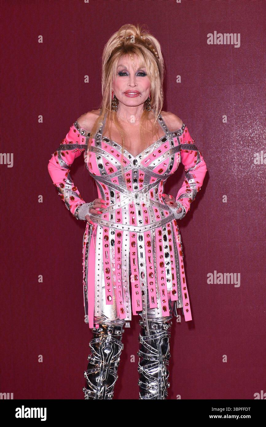 LONDON, ENGLAND - JUNE 29: Dolly Parton at the ‘Rockstar’ album press ...
