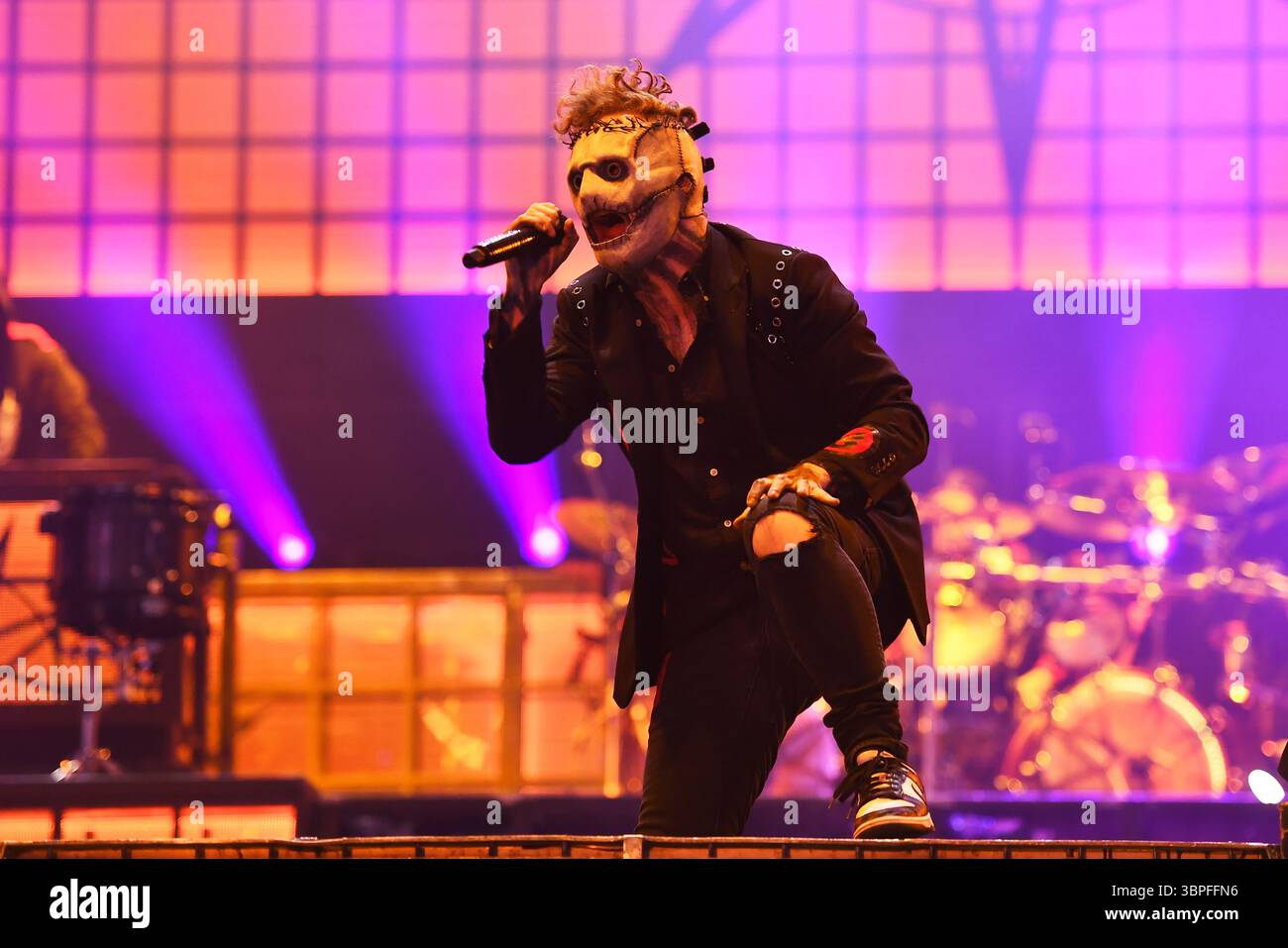 DERBYSHIRE, ENGLAND - JUNE 11: Corey Taylor of ‘Slipknot’ performing at ...