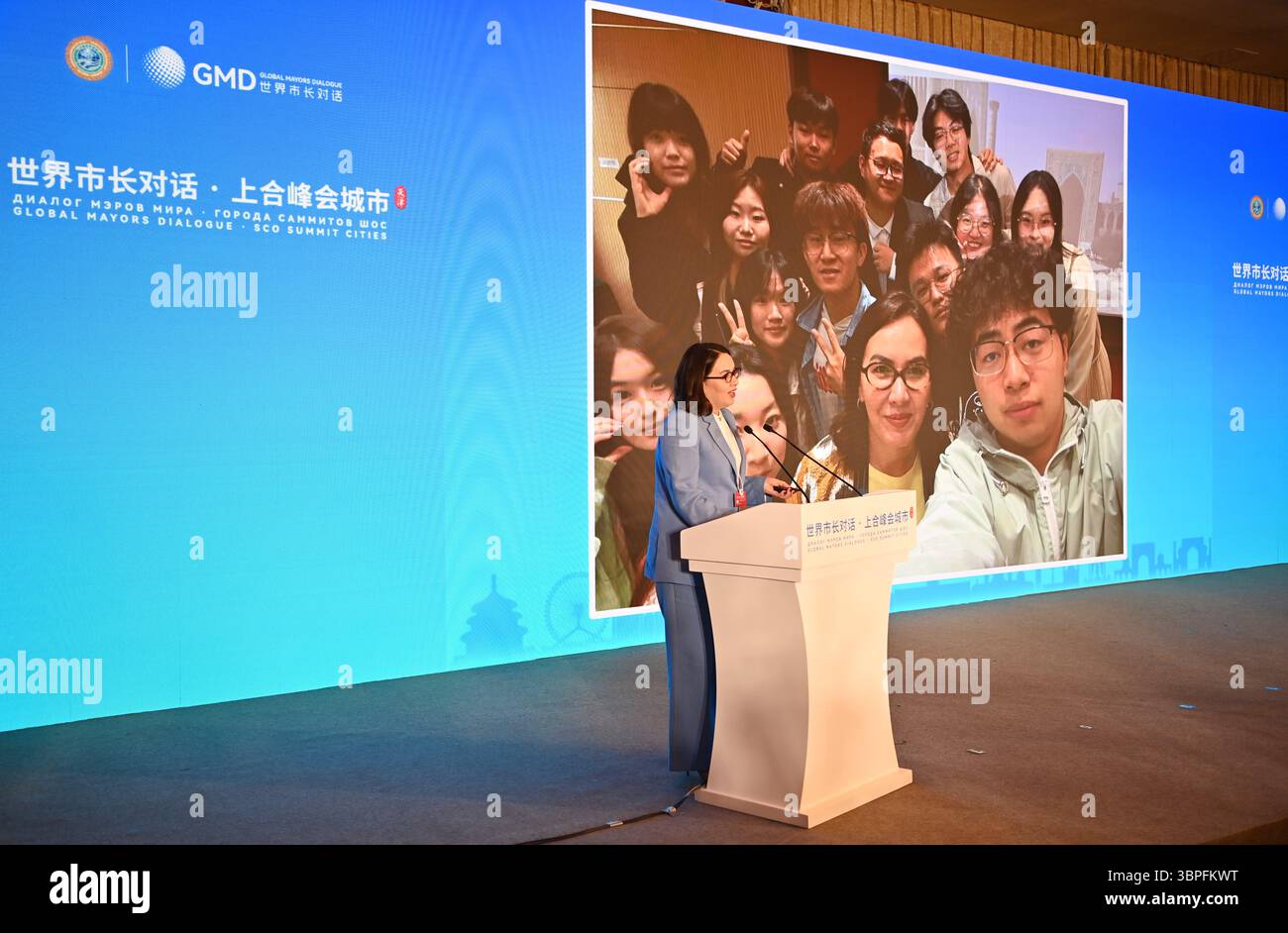 (250708) -- TIANJIN, July 8, 2025 (Xinhua) -- A guest speaks at a story ...