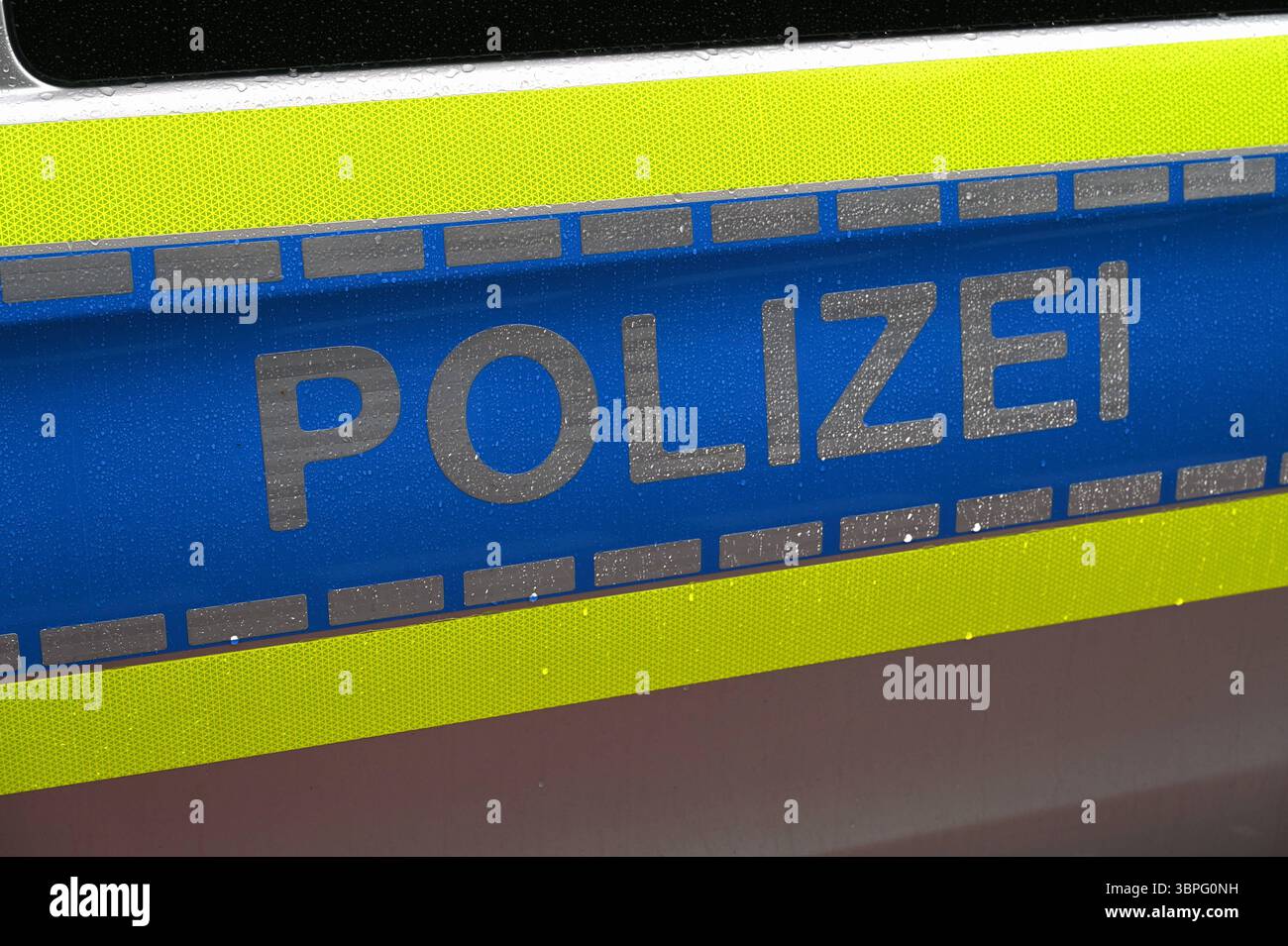 Schriftzug POLIZEI auf einem Einsatzfahrzeug *** POLIZEI lettering on ...