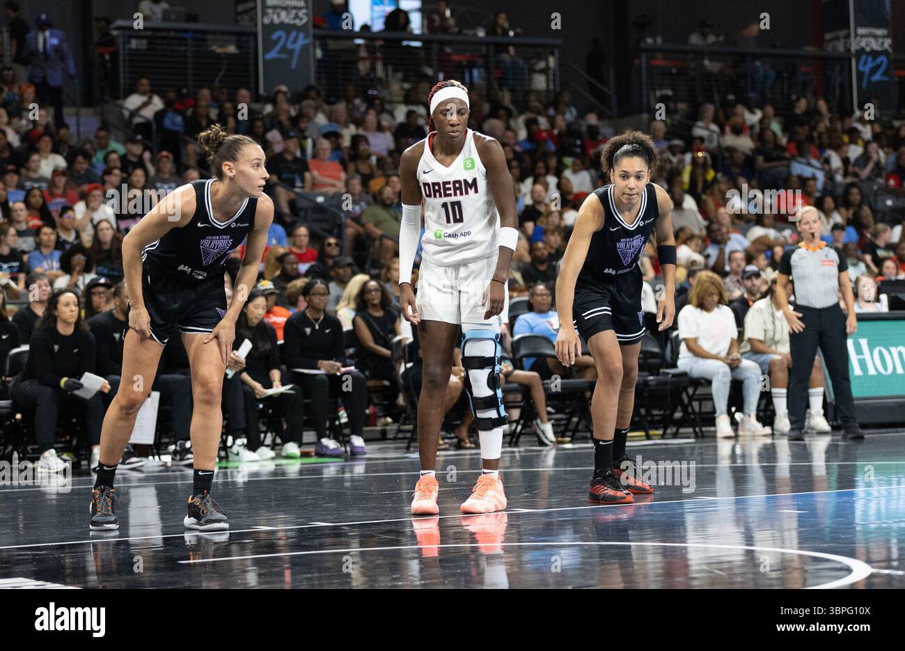 Golden State Valkyries take on the Atlanta Dream at Gateway Center ...