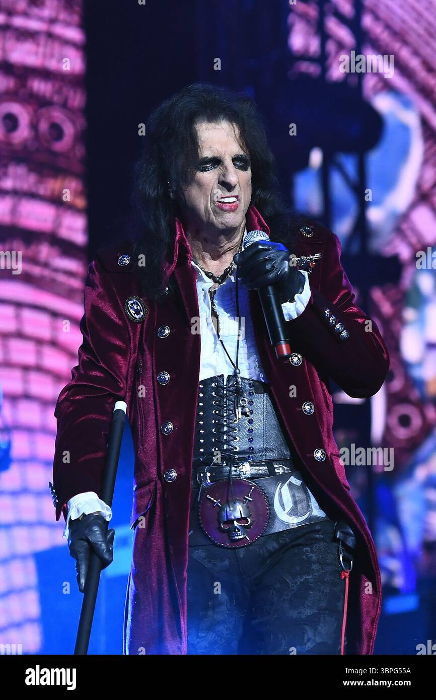 LONDON, ENGLAND - JULY 09: Alice Cooper of ‘Hollywood Vampires ...