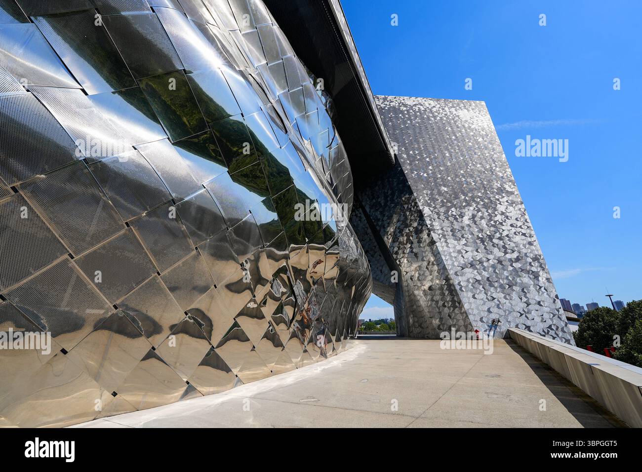 Mirror-finished panels on the wavy facade of the Philharmonie de Paris ...
