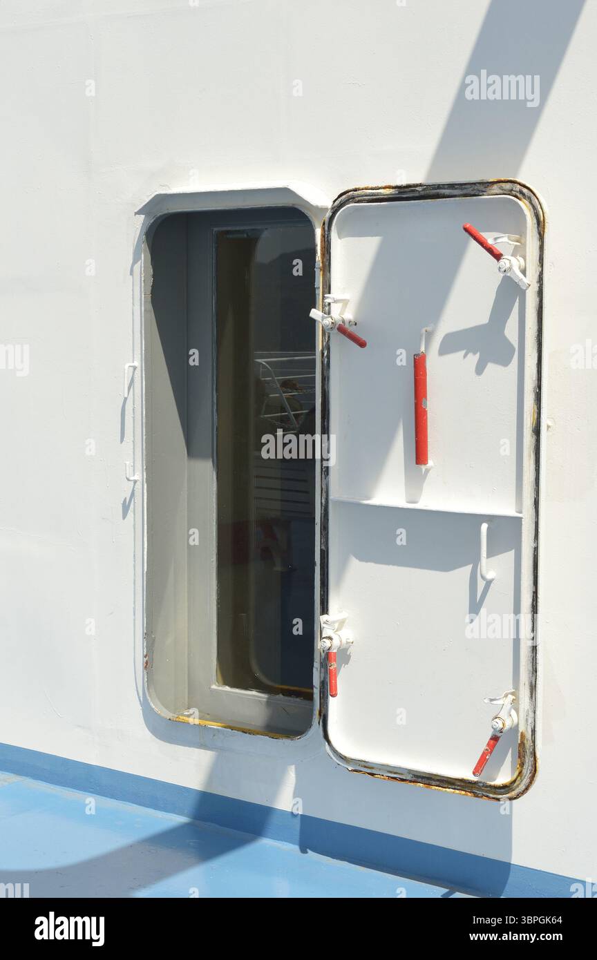 Watertight compartment hi-res stock photography and images - Alamy