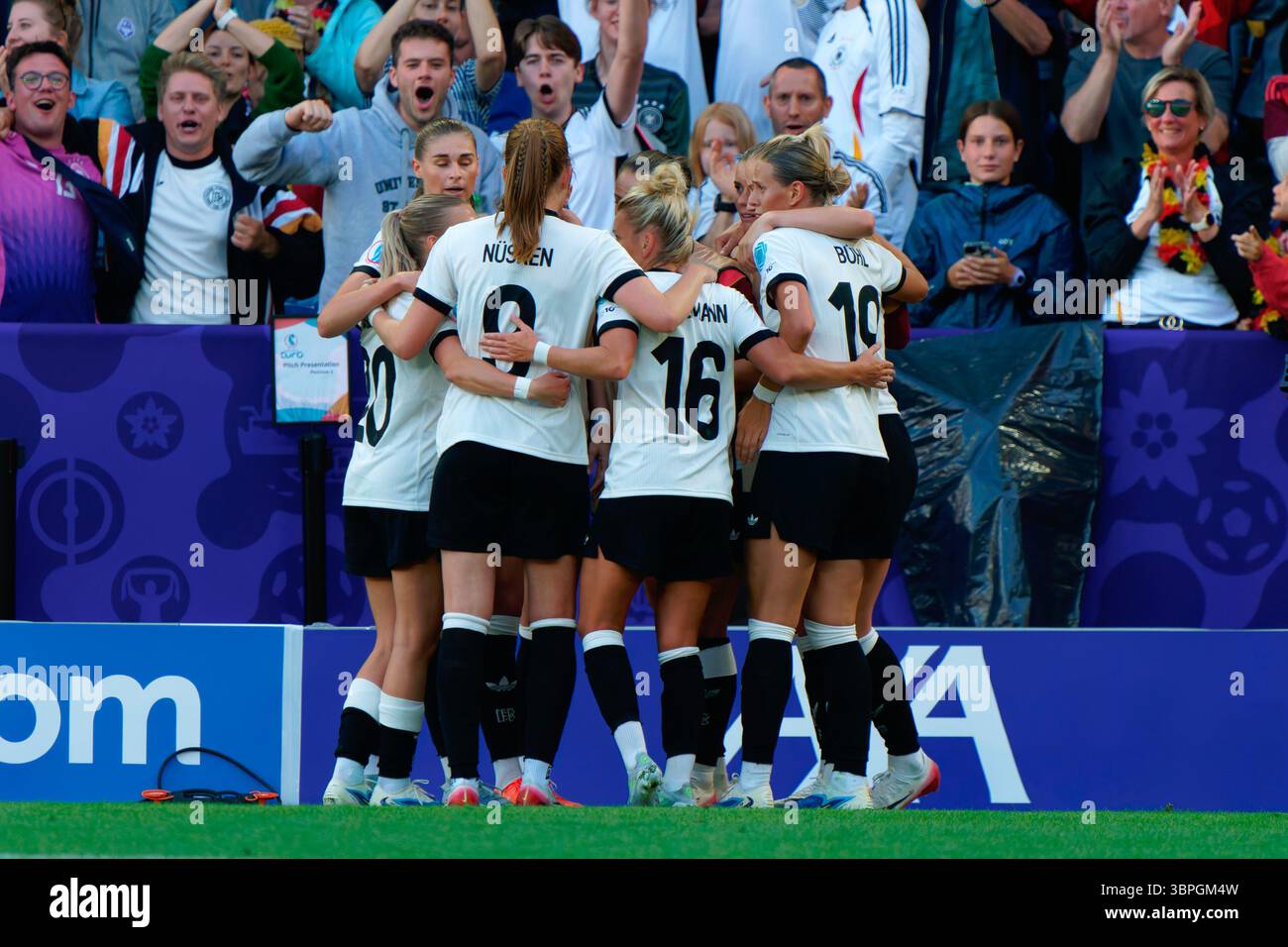 Lea Schuller of Germany celebrates after scoring a goal with teammates ...