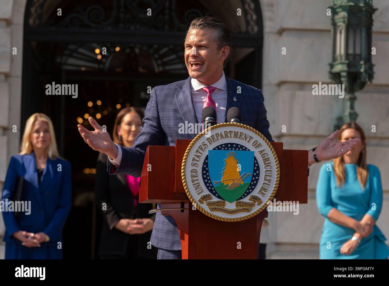 Secretary of Defense Pete Hegseth, center, with Attorney General Pam ...