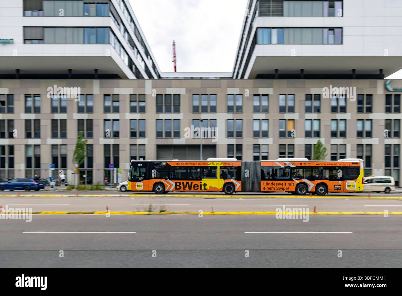 Omnibus der SSB vor dem Klinikum Stuttgart. // 07.07.2025. Stuttgart ...