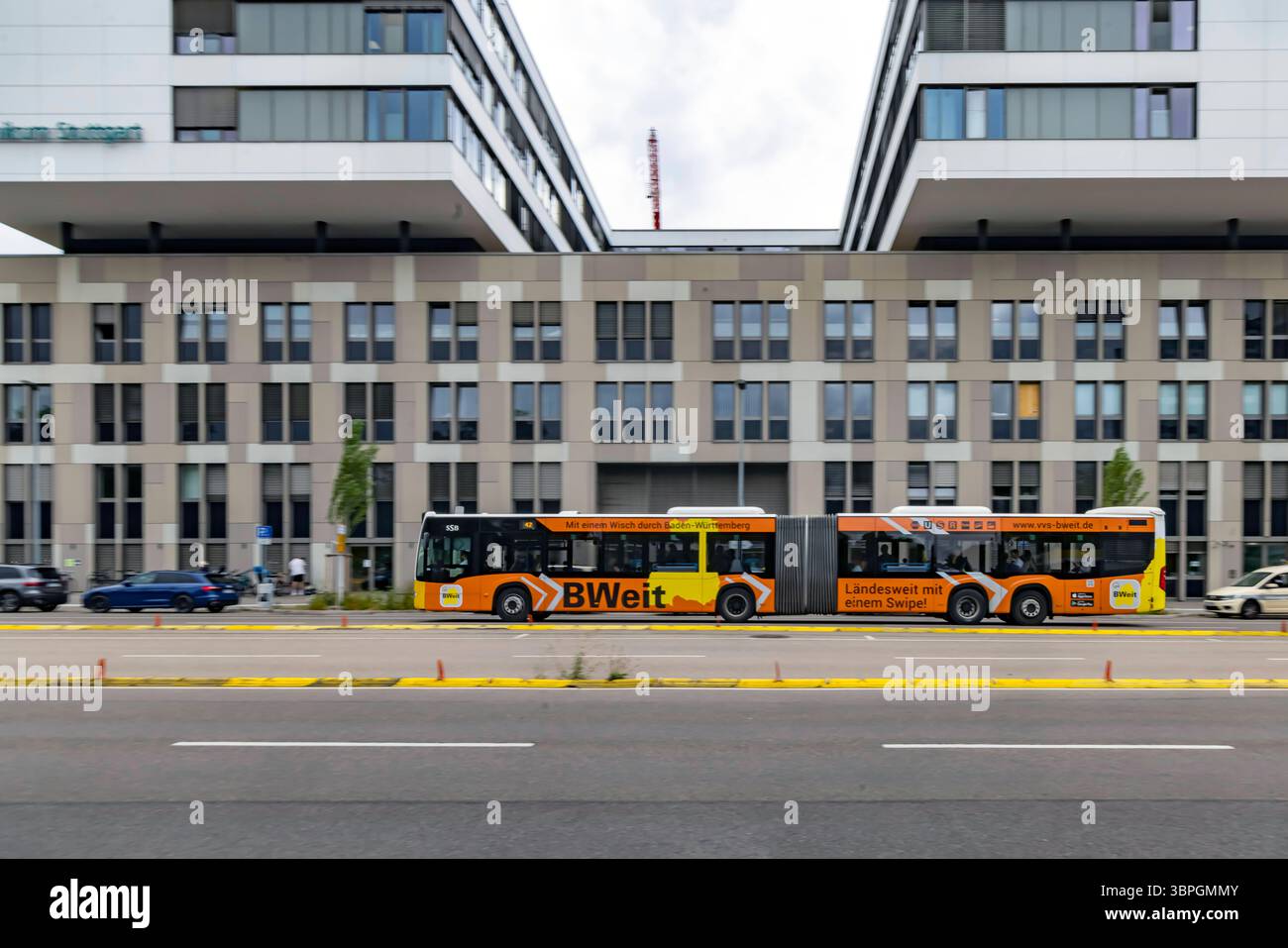 Omnibus der SSB vor dem Klinikum Stuttgart. // 07.07.2025. Stuttgart ...