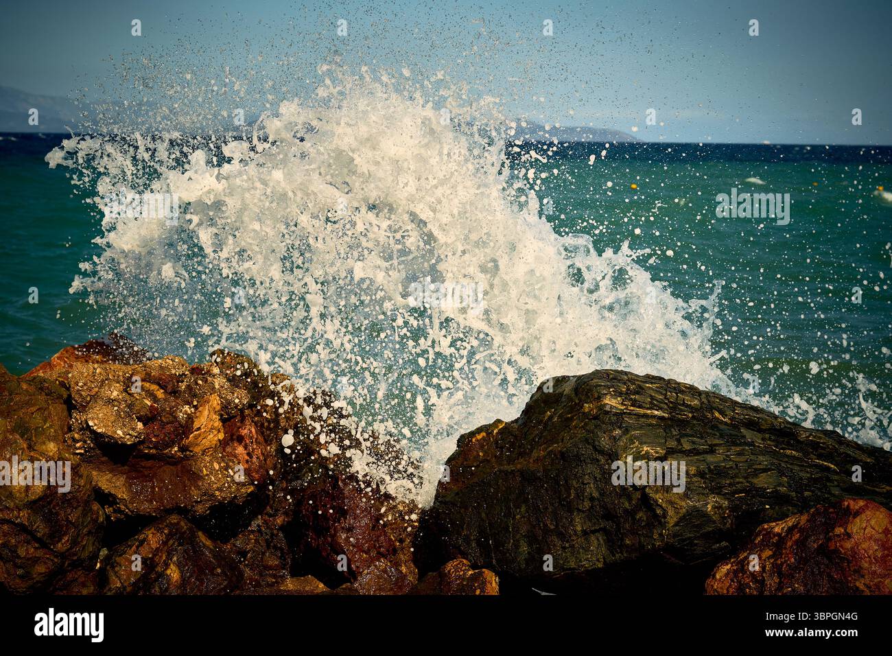 Foamy sea waves rocks hi-res stock photography and images - Alamy