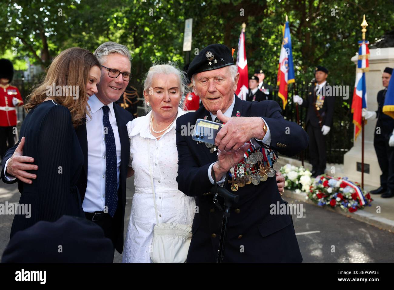 Veteran Eugenius Nead uses a smartphone next to his friend Anna Higgins ...