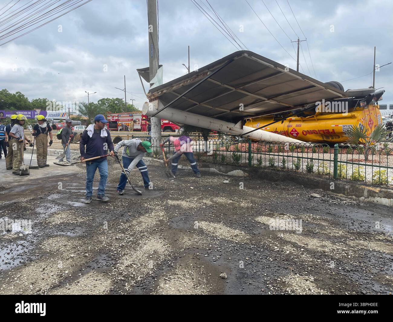 GYE ACCIDENT FUEL TRUCK Duran, Tuesday July 08, 2025 A vehicle ...