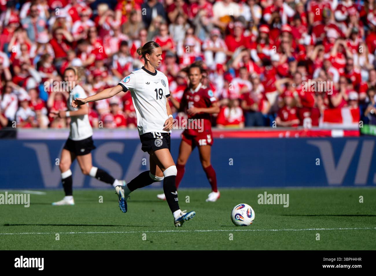 Klara Buehl (Deutschland, #19) am Ball, SUI, Deutschland vs Daenemark ...