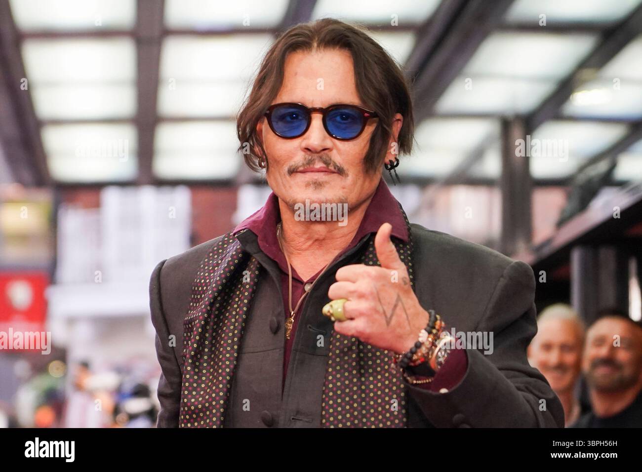 Johnny Depp poses upon arrival at the premiere of the film "Modigliani ...