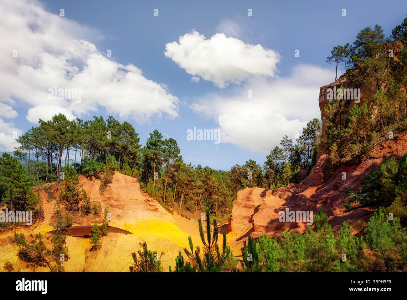 Les Ocres du Roussillon, ochrers red rock formation footpath. Luberon ...
