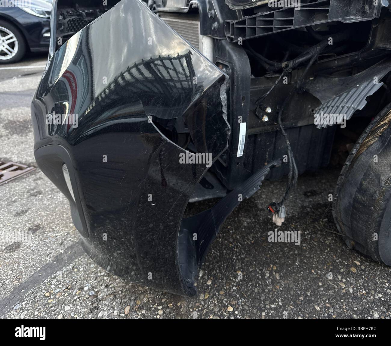 Smashed front end car hi-res stock photography and images - Alamy