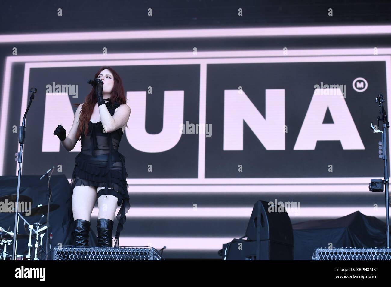 Muna performing hi-res stock photography and images - Alamy