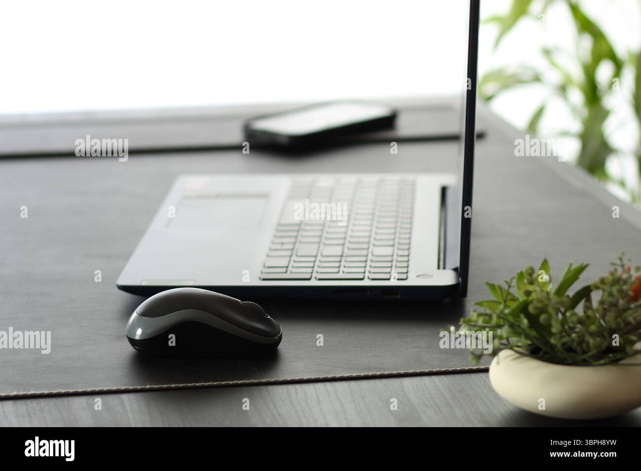 Minimal desk setup hi-res stock photography and images - Alamy