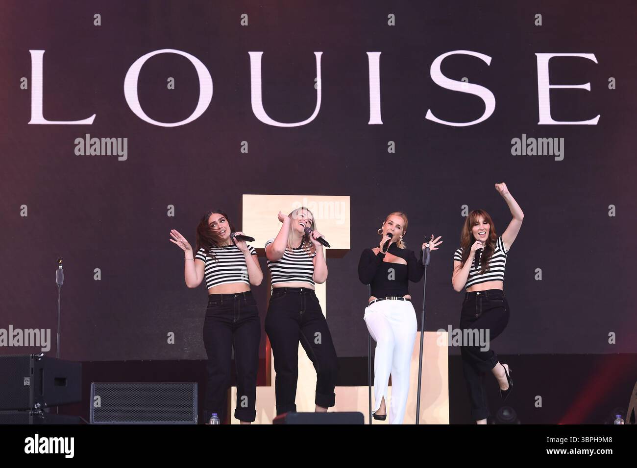 BRIGHTON, ENGLAND - AUGUST 06: Louise Redknapp performing at Brighton ...