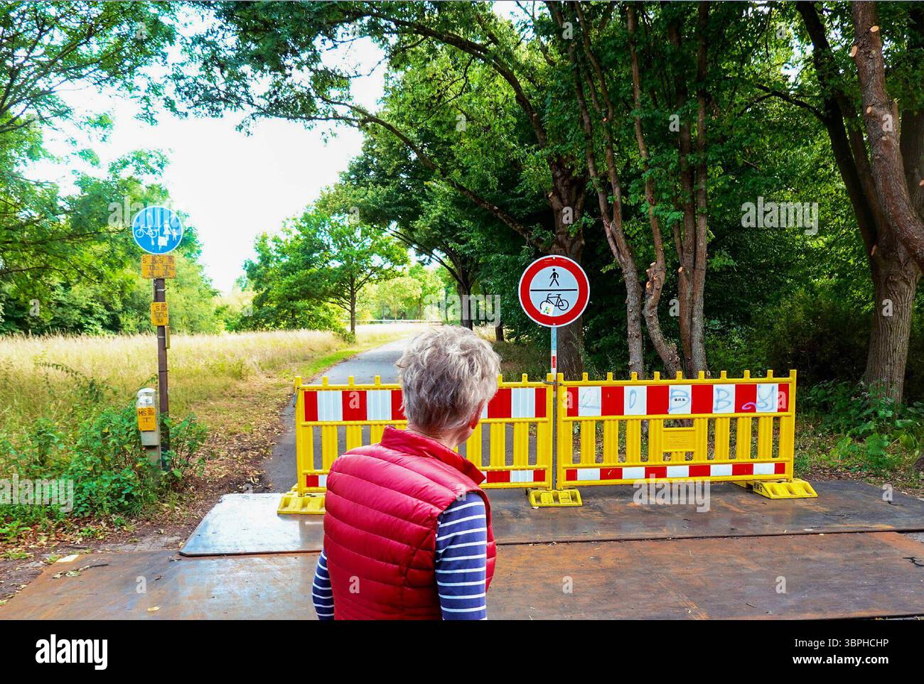 Fuss und Radweg wegen Bauarbeiten gesperrt - gesehen am 08.07.2025 in ...