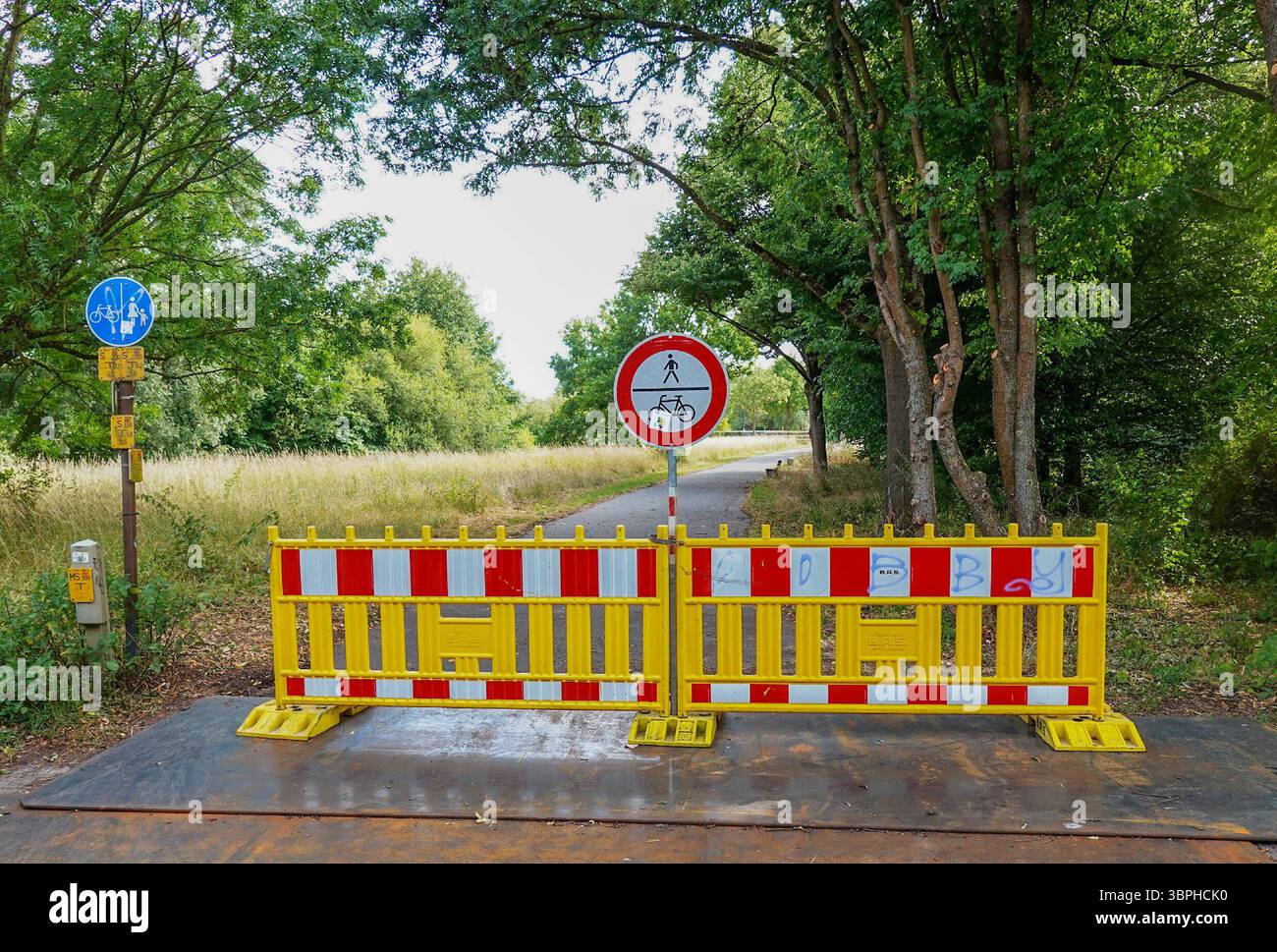 Fuss und Radweg wegen Bauarbeiten gesperrt - gesehen am 08.07.2025 in ...