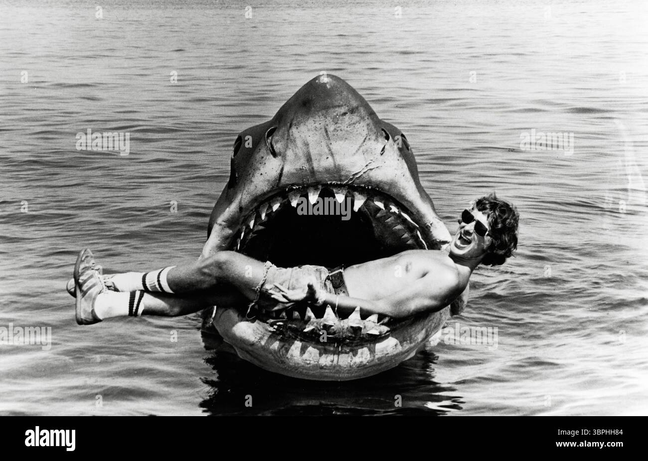 Director Steven Spielberg, "Jaws" 1975 / File Reference # 34900-0352THA Stock Photo - Alamy