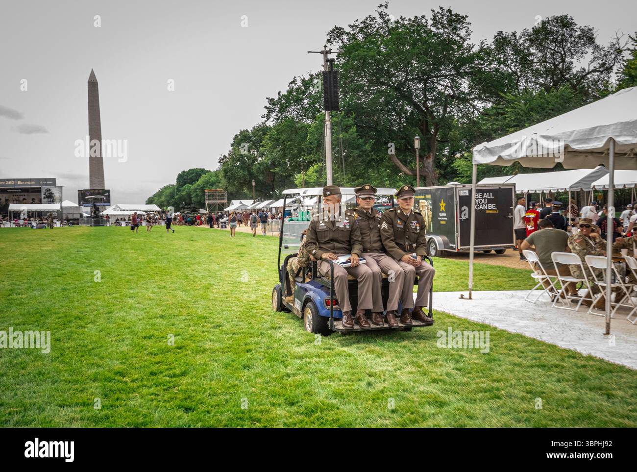 Parade ww2 vehicles hi-res stock photography and images - Alamy