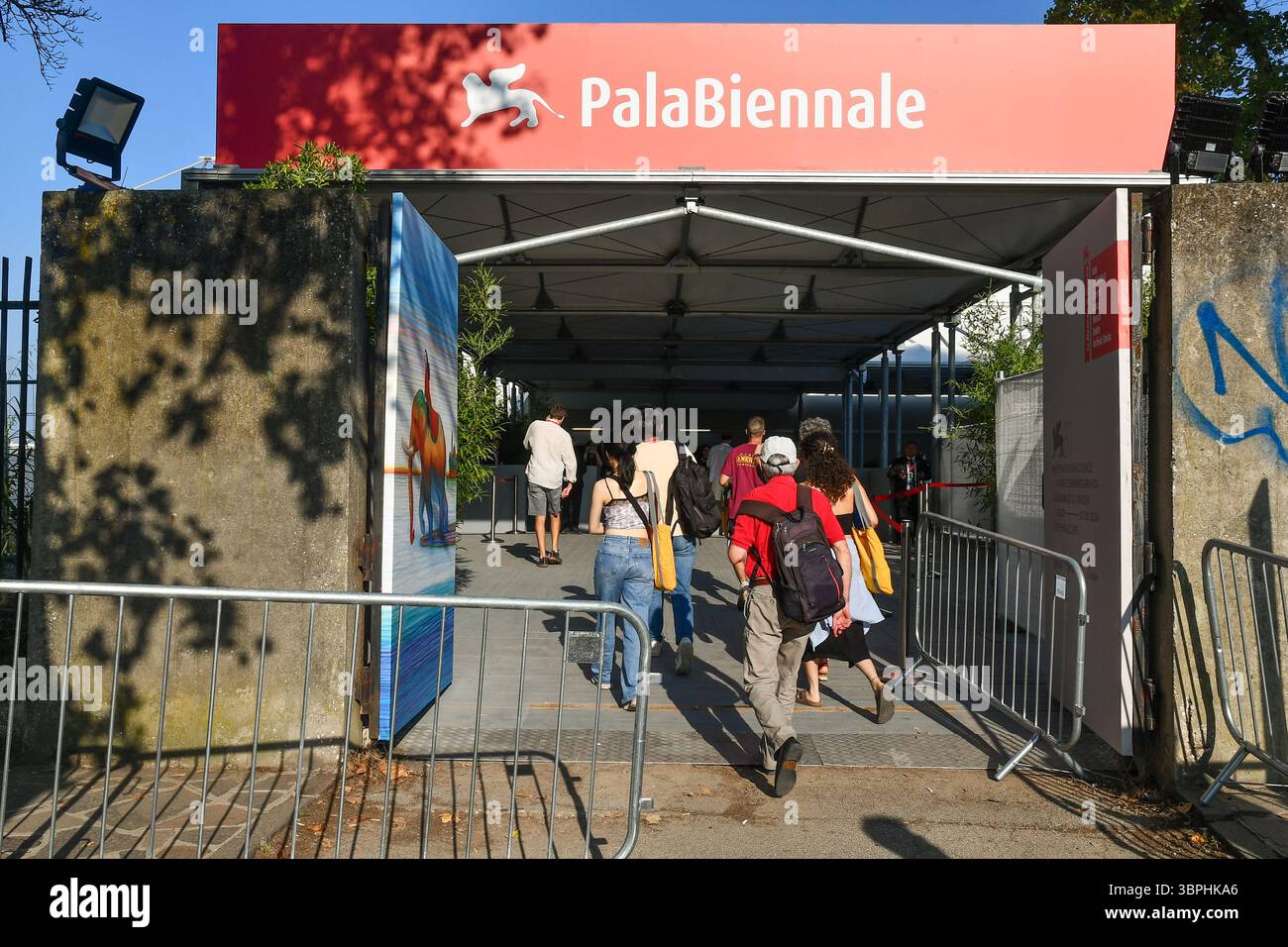 Temporary screening theatre hi-res stock photography and images - Alamy