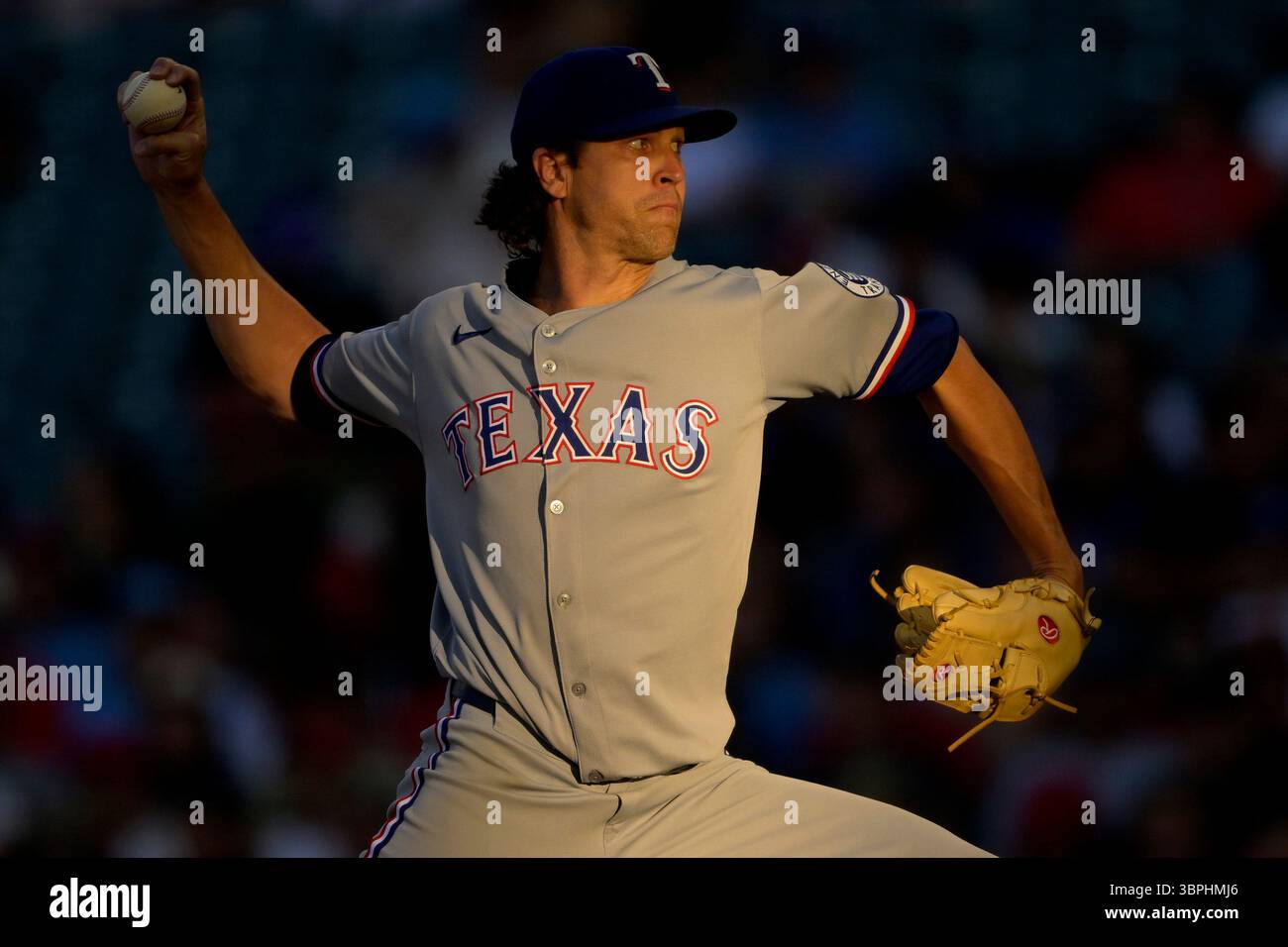 Texas Rangers starting pitcher Jacob deGrom delivers to the plate ...