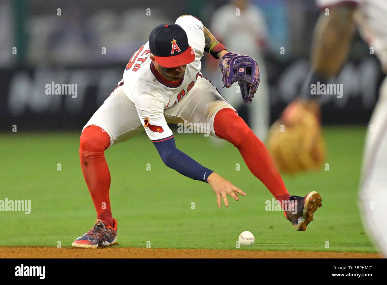Los Angeles Angels shortstop Zach Neto makes an error on a play during ...