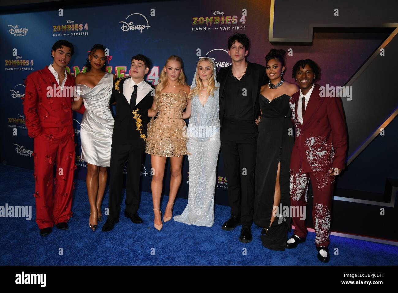 Malachi Barton, Chandler Kinney, Julian Lerner, Freya Skye, Meg Donnelly and Milo Manheim, Sway ...
