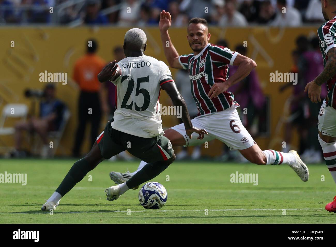 Moisés Caicedo (25) of Chelsea FC moves the ball past Rene Martins (6 ...