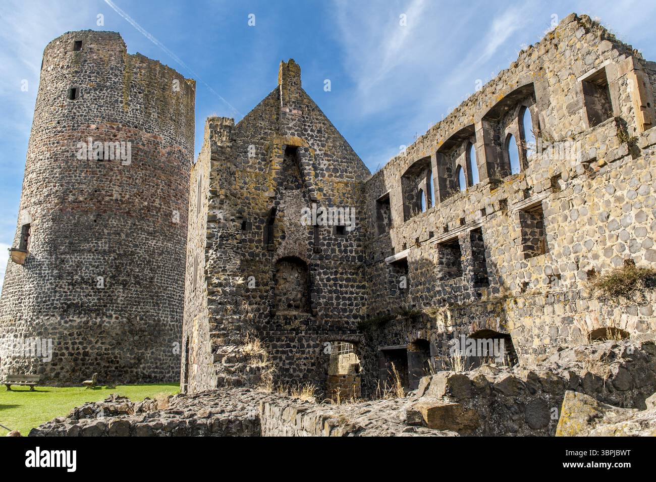 Ruined palace and round keep in the centre of the ruins of Muenzenberg ...