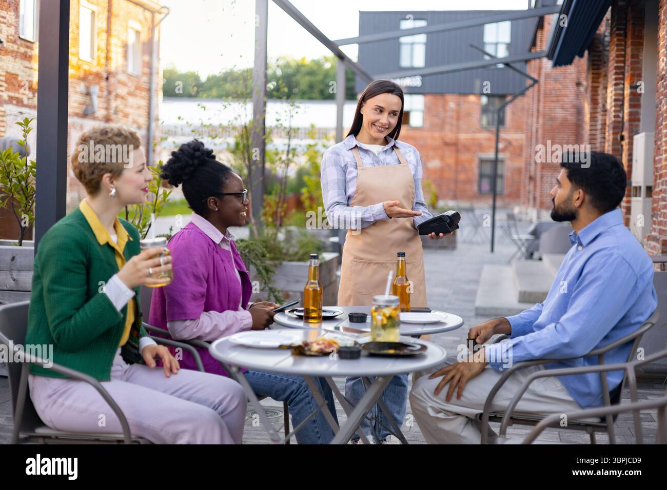 Cafe payment outdoor restaurant hi-res stock photography and images - Alamy