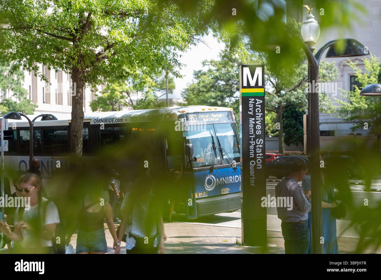 Navy memorial metro station hi-res stock photography and images - Alamy