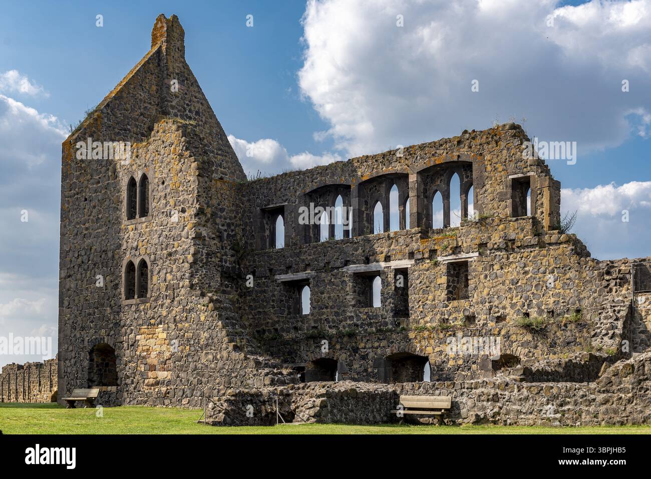 Destroyed palace of the core castle of the Muenzenberg castle ruins ...