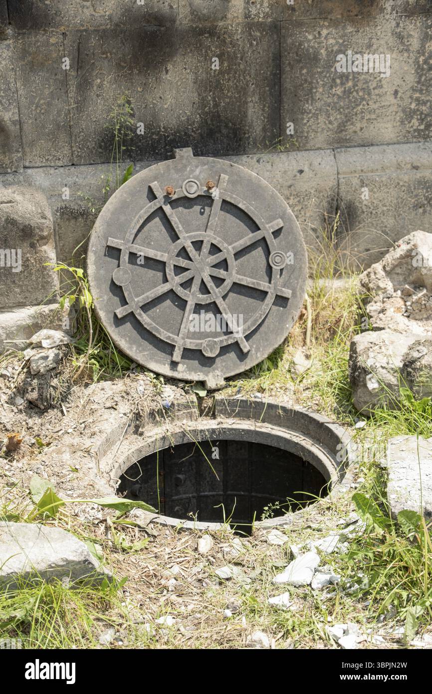 Open manhole on road hi-res stock photography and images - Alamy