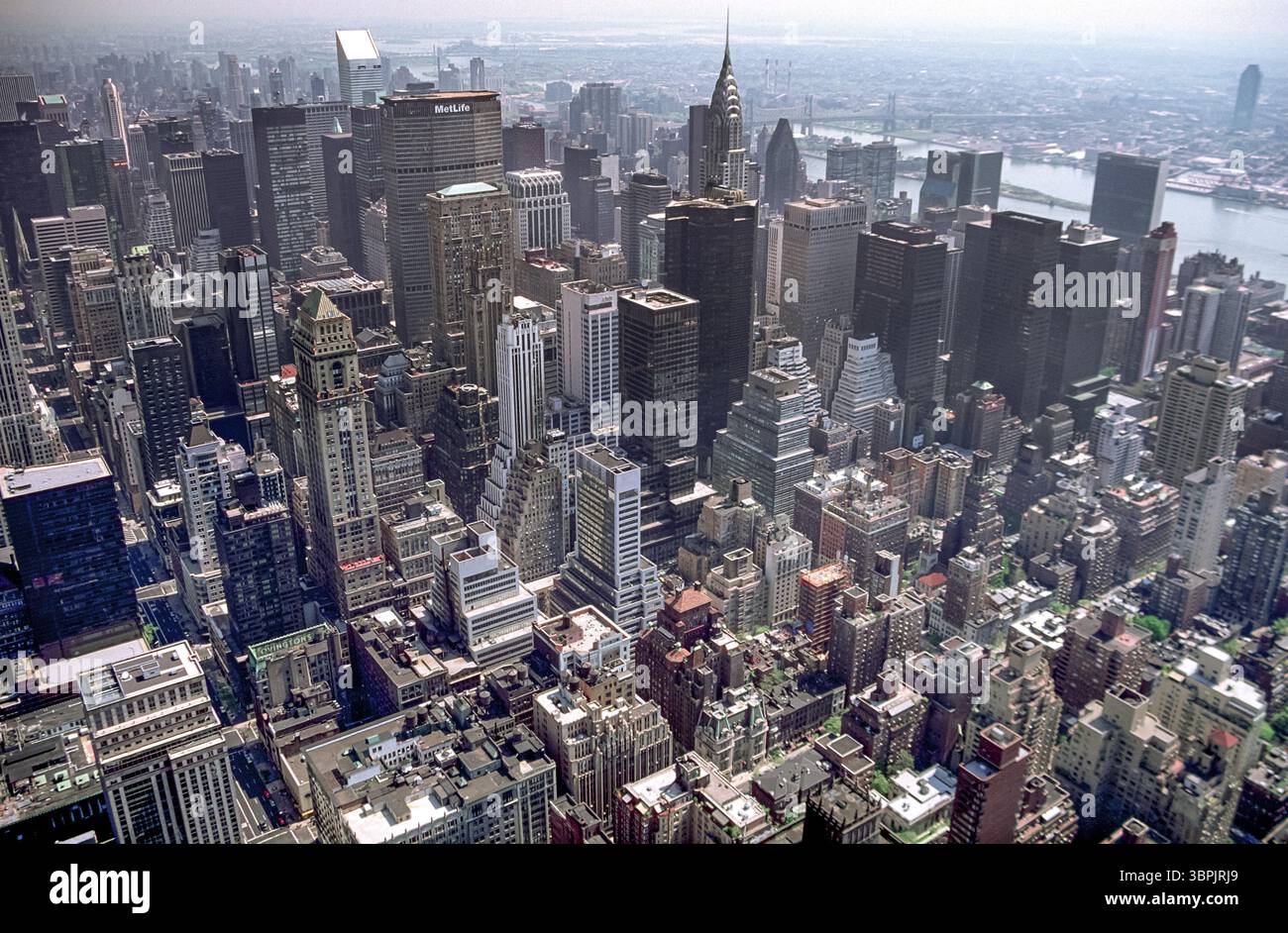 Scanned slide of a historical colour photograph of the New York skyline ...