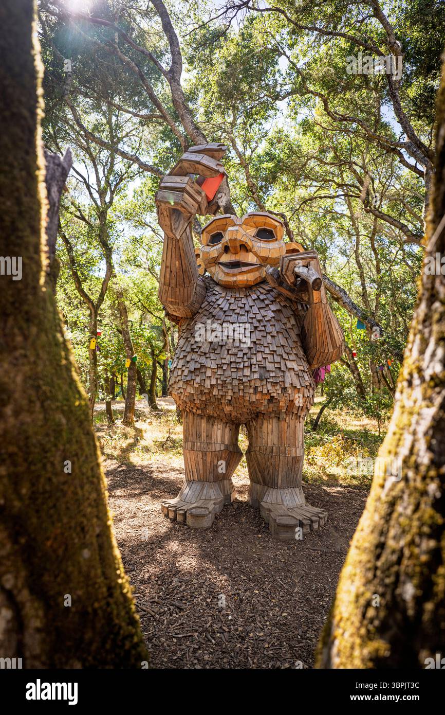 Unique giant sculpture hi-res stock photography and images - Alamy