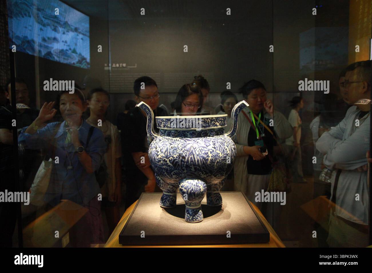 Students visit the Nanjing Museum during summer vacation, Nanjing ...