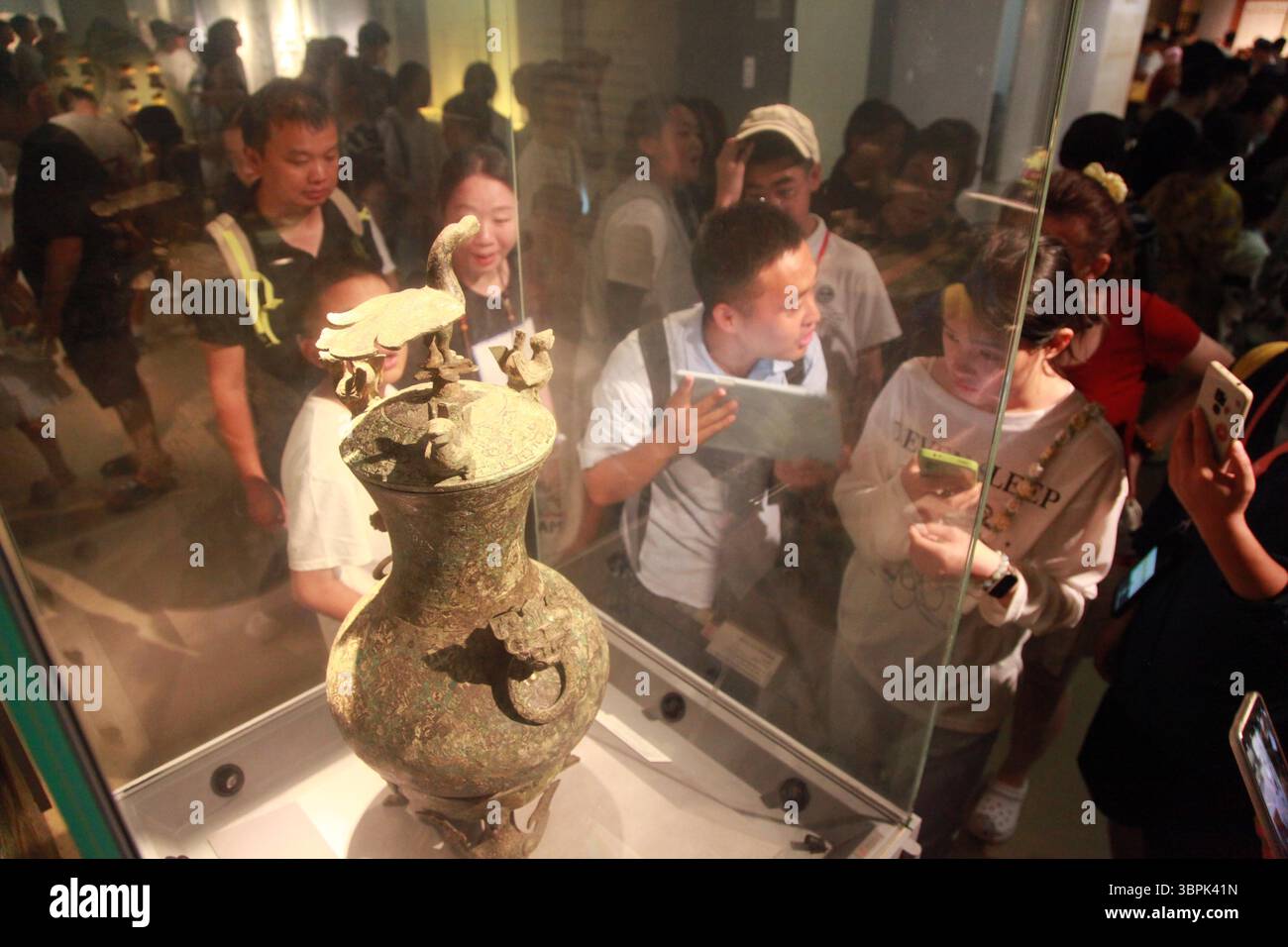 Students visit the Nanjing Museum during summer vacation, Nanjing ...