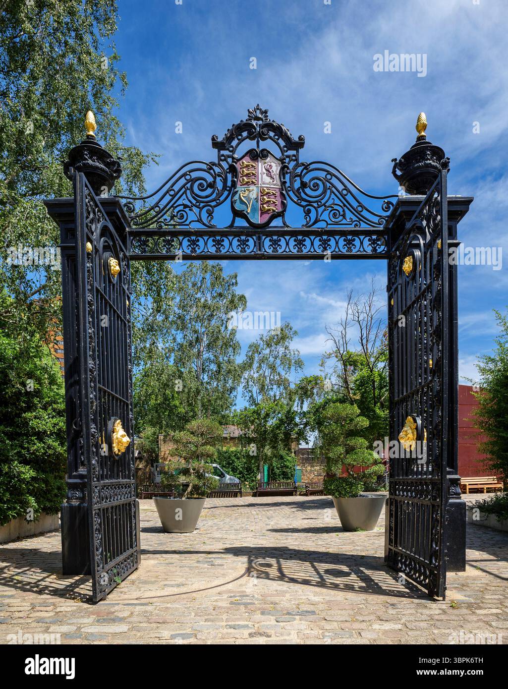 London - June 21, 2022: Wrought iron gate inside Cremorne Gardens Stock ...