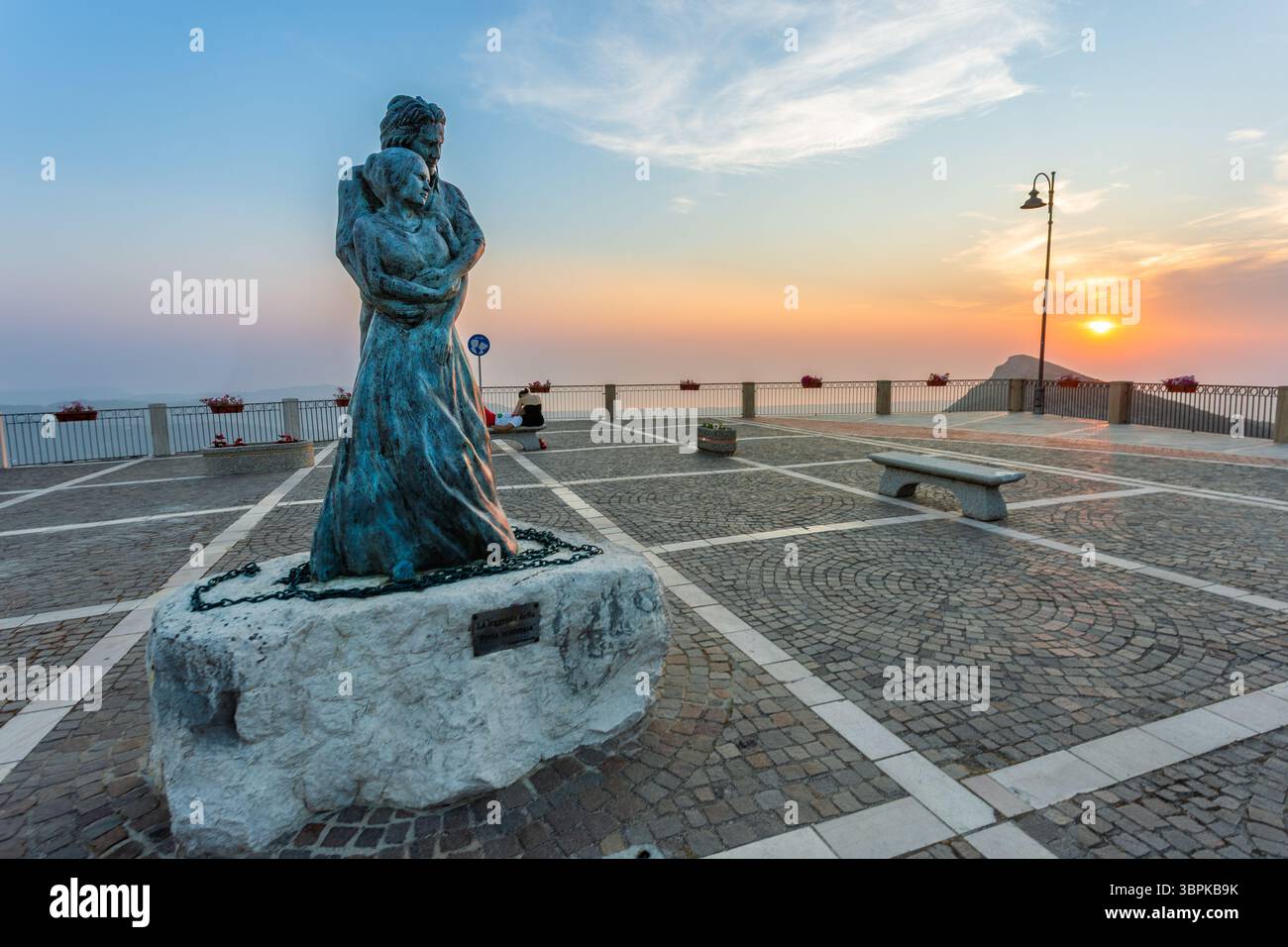 Bronze statue lovers on street hi-res stock photography and images - Alamy