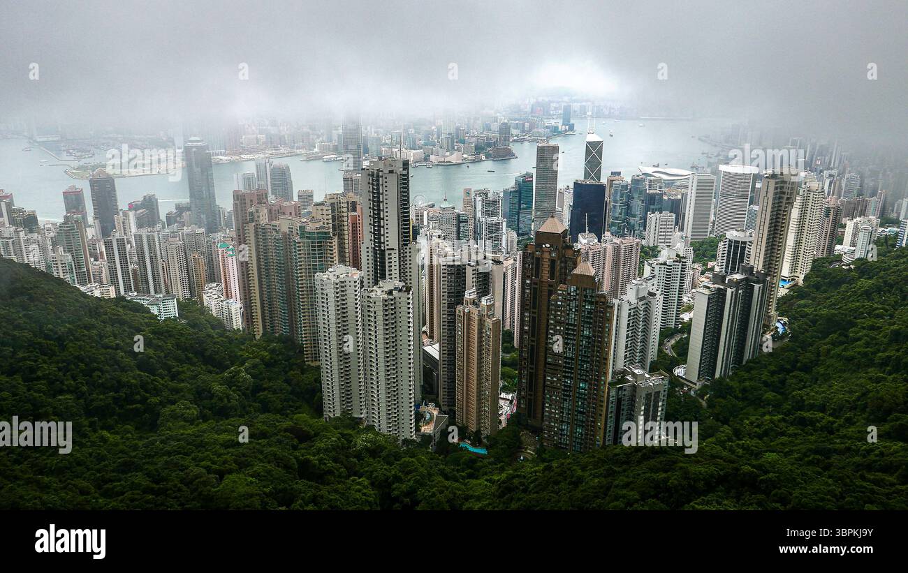 Hong kong skyline victoria harbour hi-res stock photography and images ...