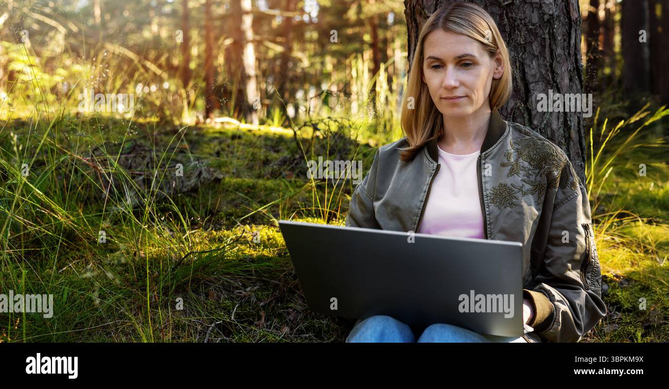 Woman digital nomad working hi-res stock photography and images - Alamy