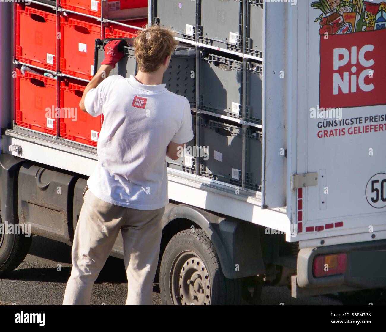 PicNic Lieferdienst Fahrer bei der Auslieferung von Lebensmitteln ...