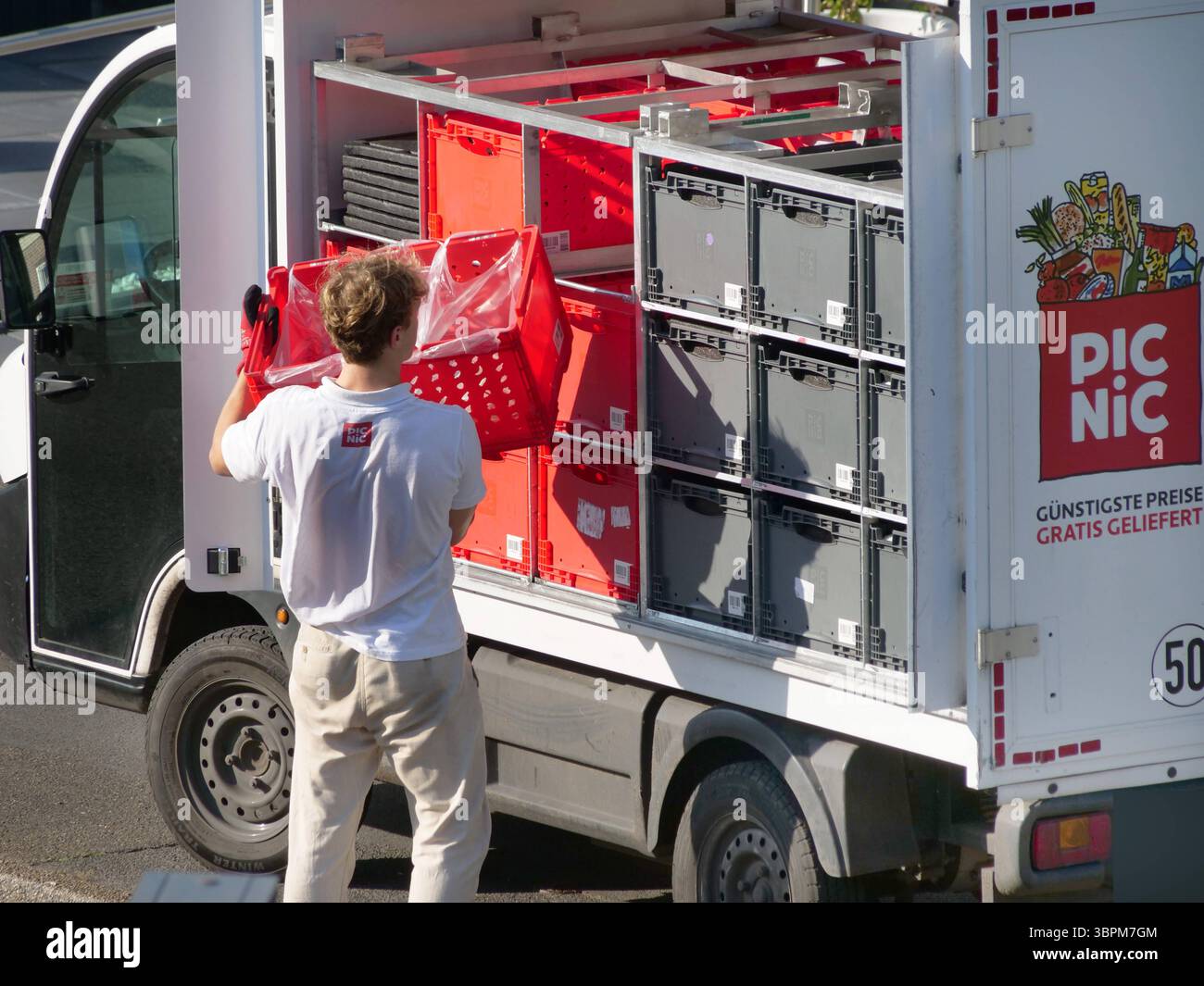 PicNic Lieferdienst Fahrer bei der Auslieferung von Lebensmitteln ...